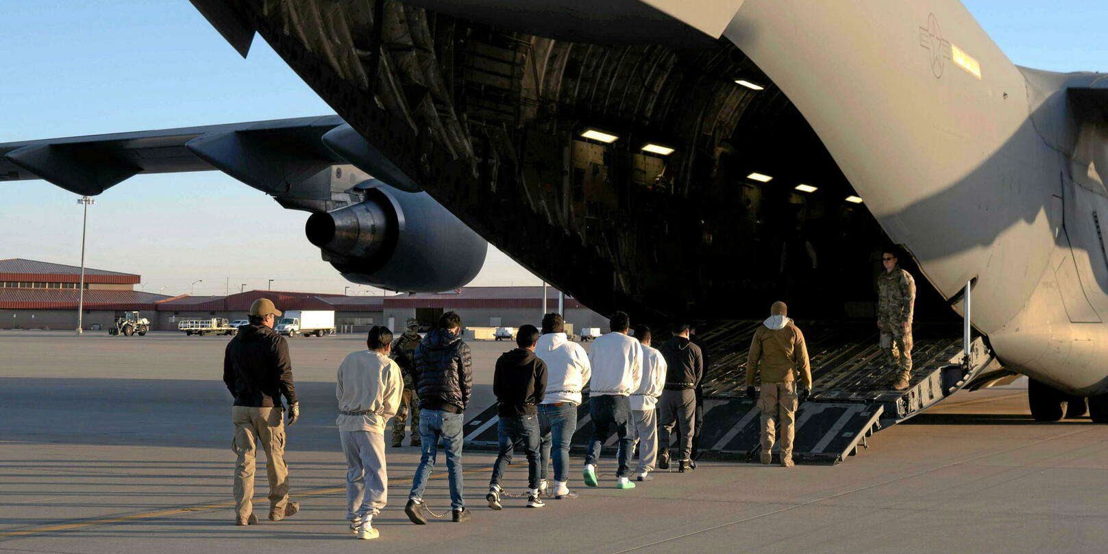 Les États-Unis commencent à expulser des migrants illégaux par avion