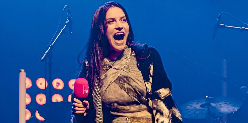 « Je n’ai pas l’ambition de forcer les choses » : Oklou triomphe au prix Joséphine 2025